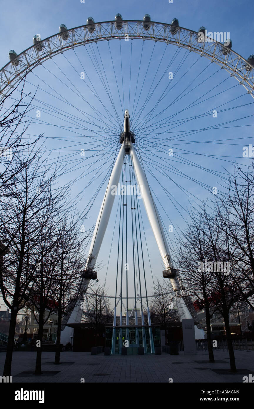 Symmetrical view of the London Eye Ferris wheel, South Bank, London ...