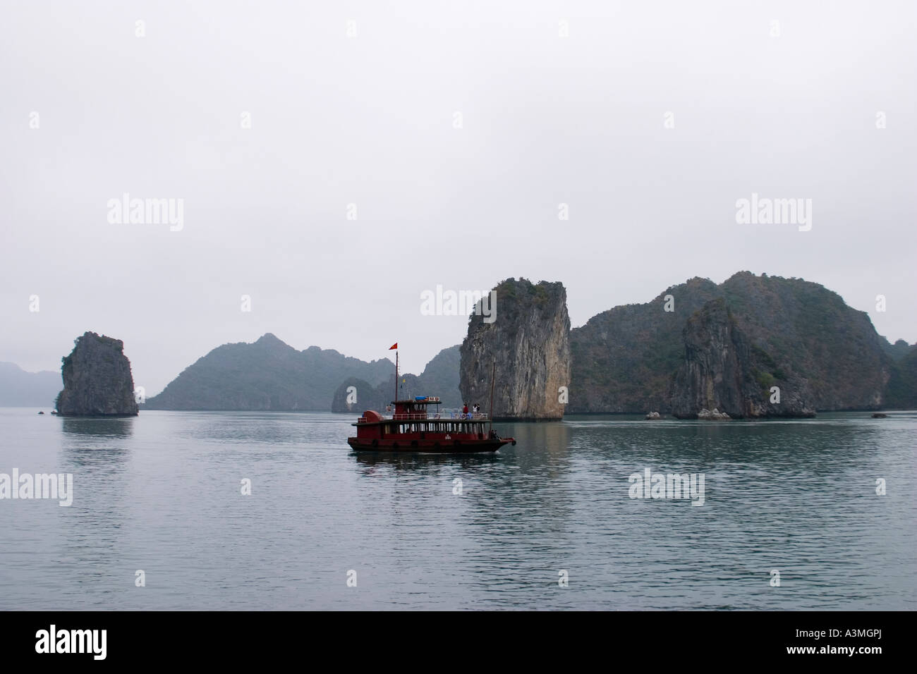 Junk on the Halong Bay Stock Photo - Alamy