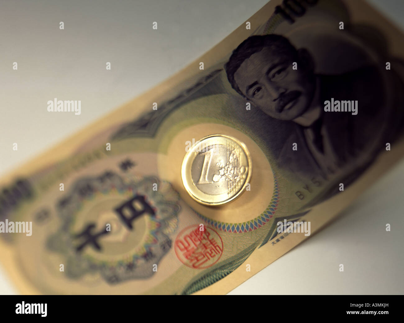 ONE EURO COIN ON A THOUSAND JAPANESE YEN BILL Stock Photo - Alamy