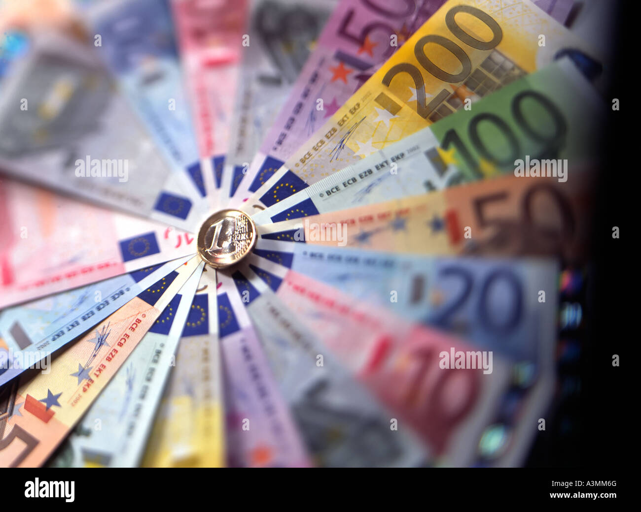 CIRCLE WITH EURO BANKNOTES AND 1 EURO COIN Stock Photo - Alamy