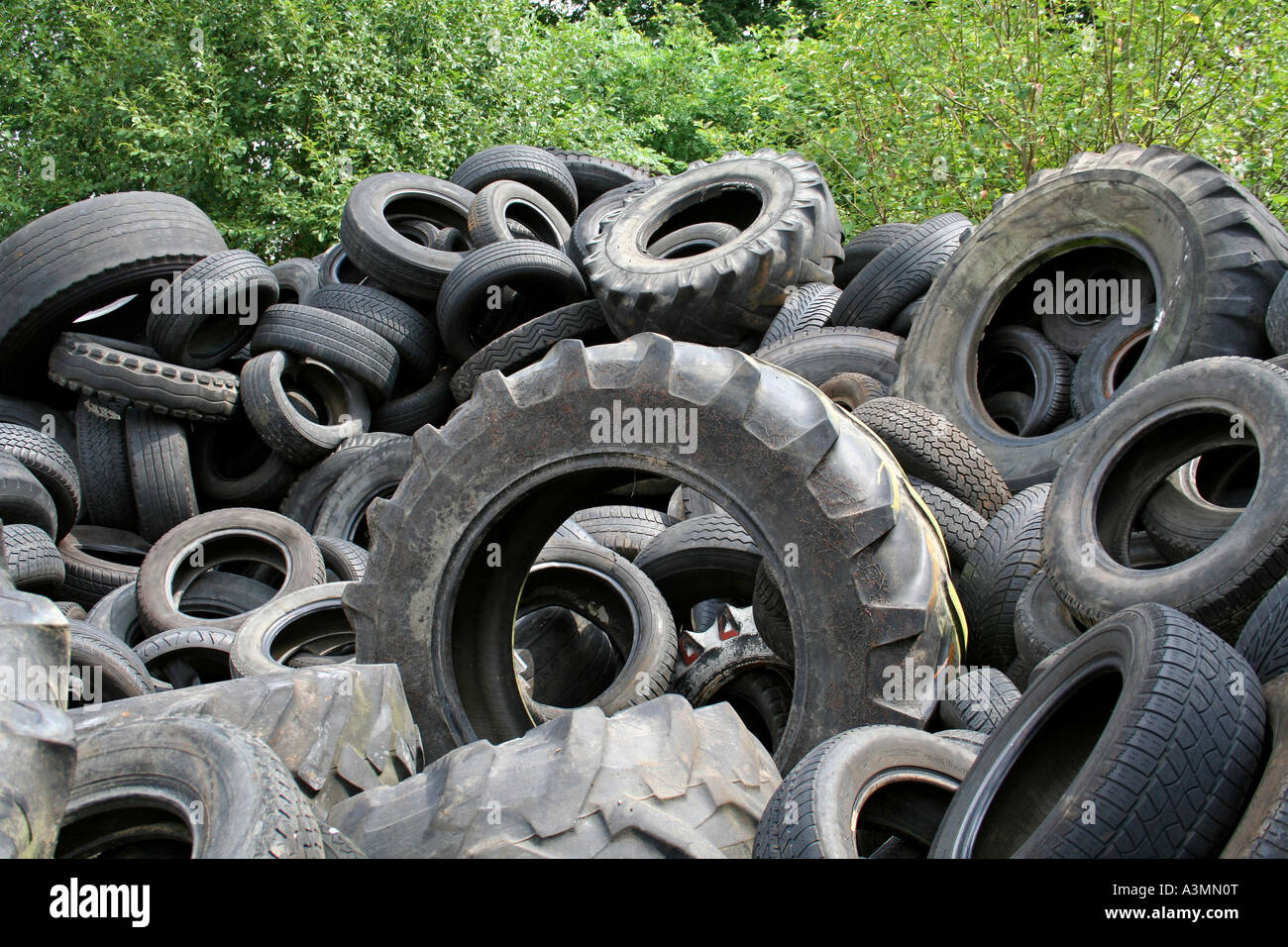 Car scrap heap mountain hi-res stock photography and images - Alamy