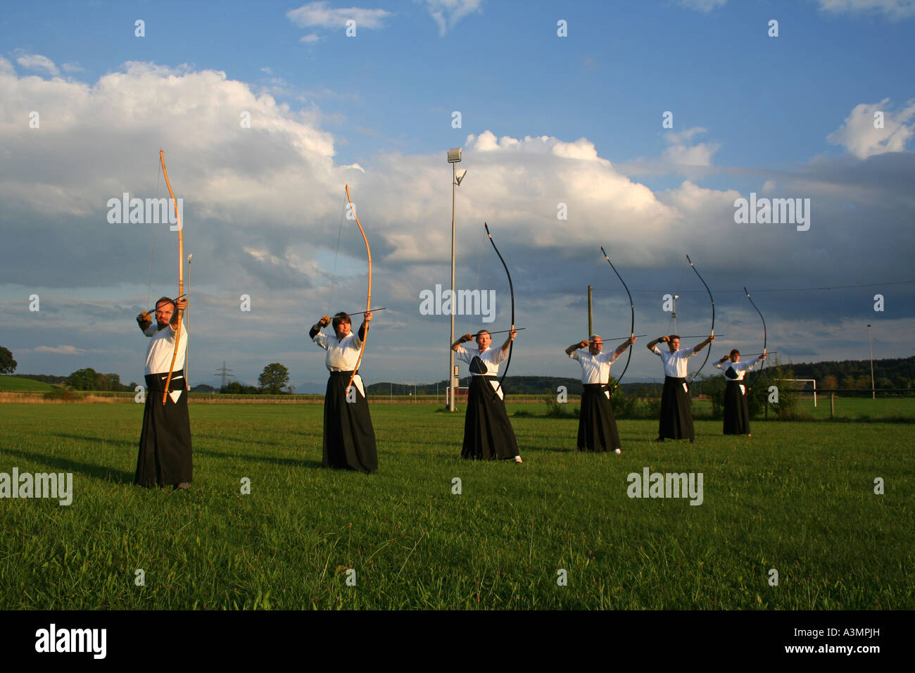 Kyudo hi-res stock photography and images - Alamy