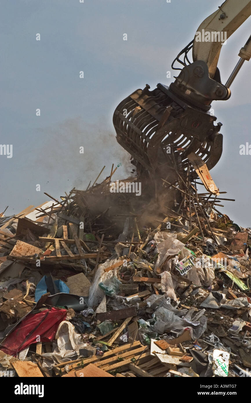 Sorting building construction waste at a skip materials recovery ...