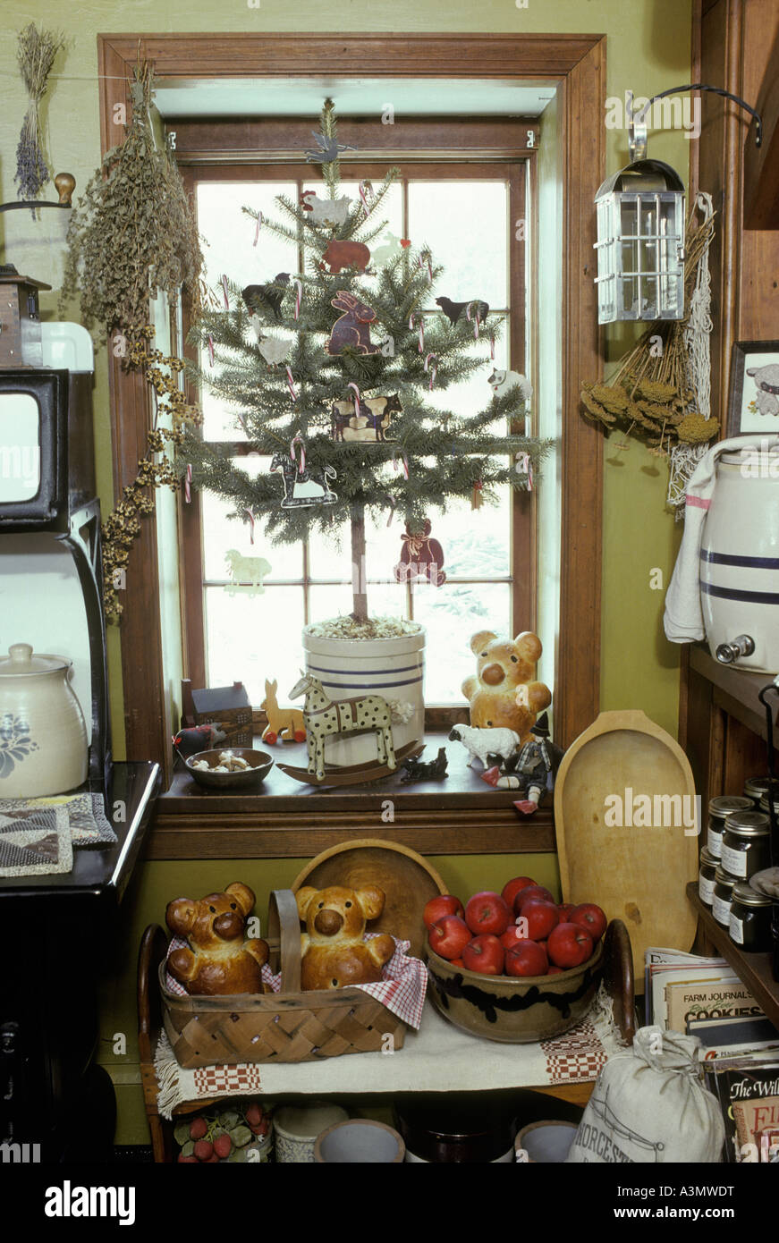 early american craft room tree ornaments Stock Photo - Alamy