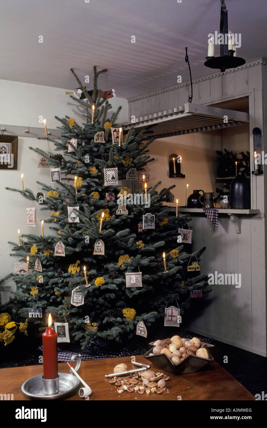 early american craft room tree ornaments Stock Photo - Alamy