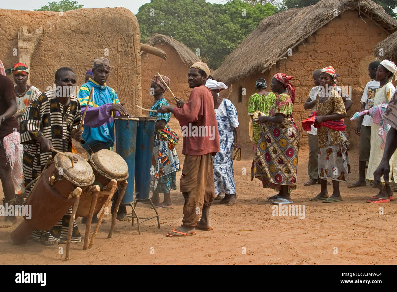 Ghana village group story hi-res stock photography and images - Alamy