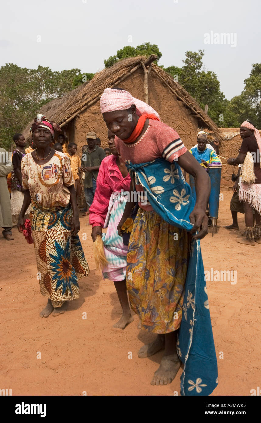 Ghana village group story hi-res stock photography and images - Alamy