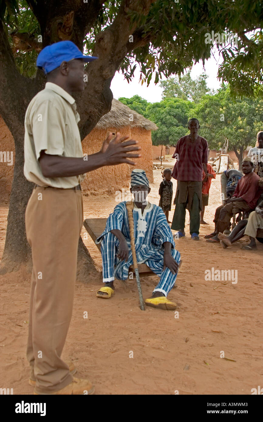 Ghana village group story hi-res stock photography and images - Alamy