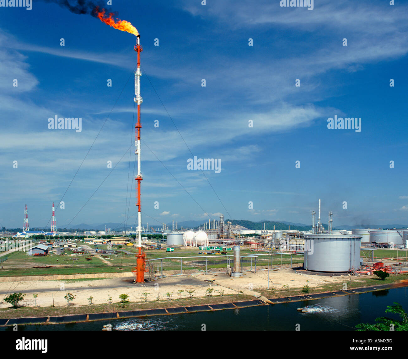 Malaysia oil refinery hi-res stock photography and images - Alamy