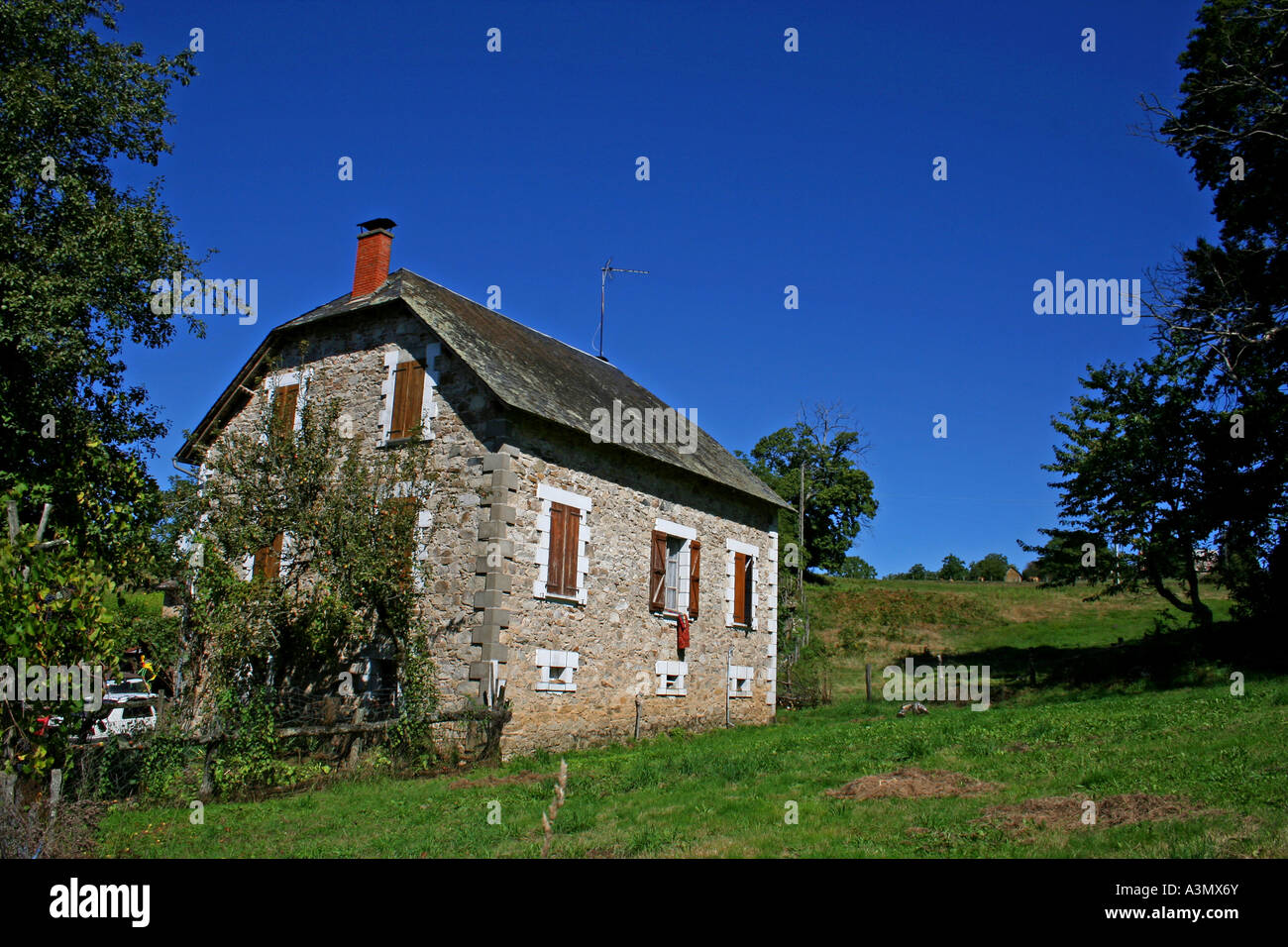 farmhouse in the countryside Stock Photo - Alamy
