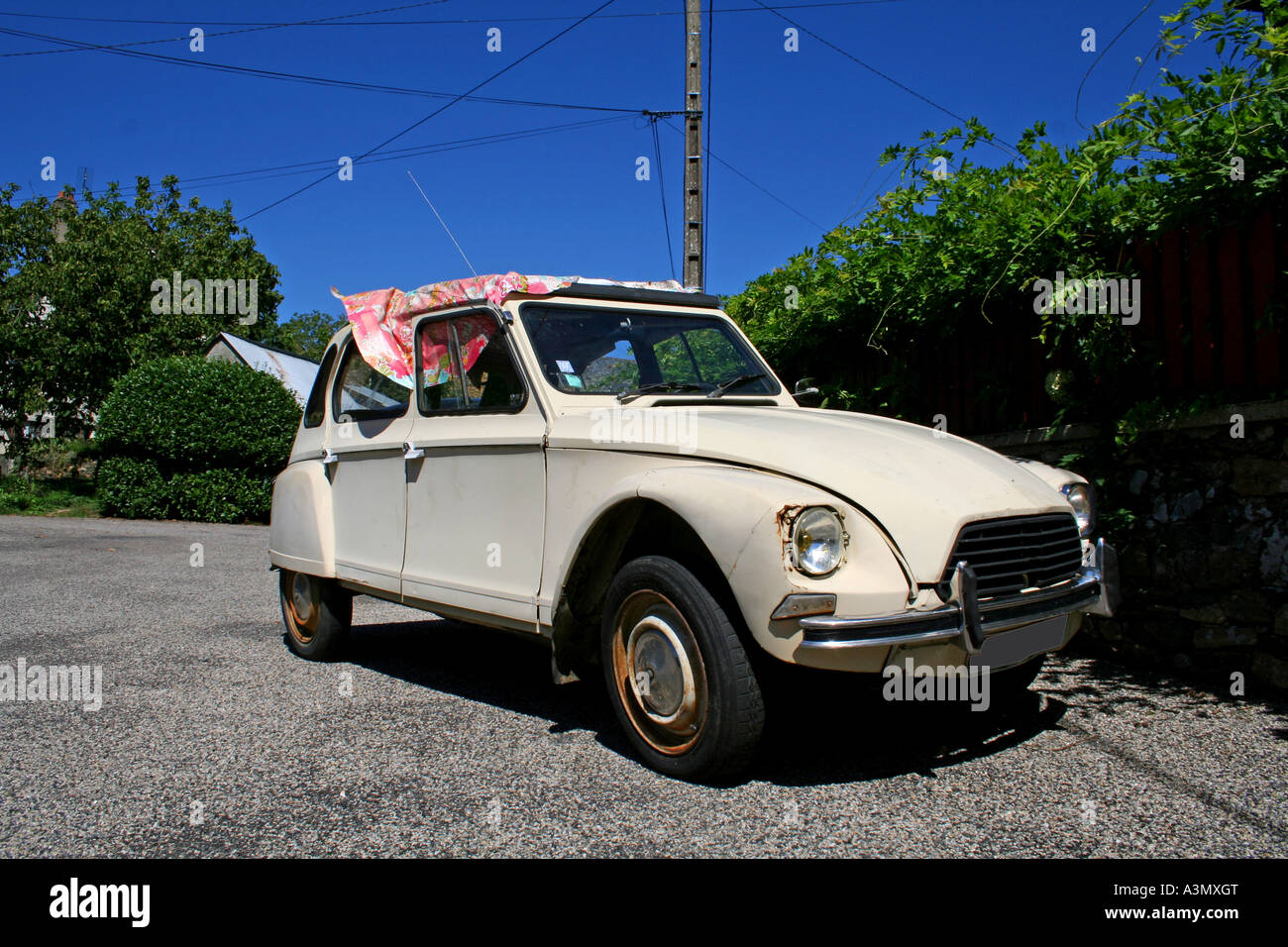 White 2cv hi-res stock photography and images - Alamy