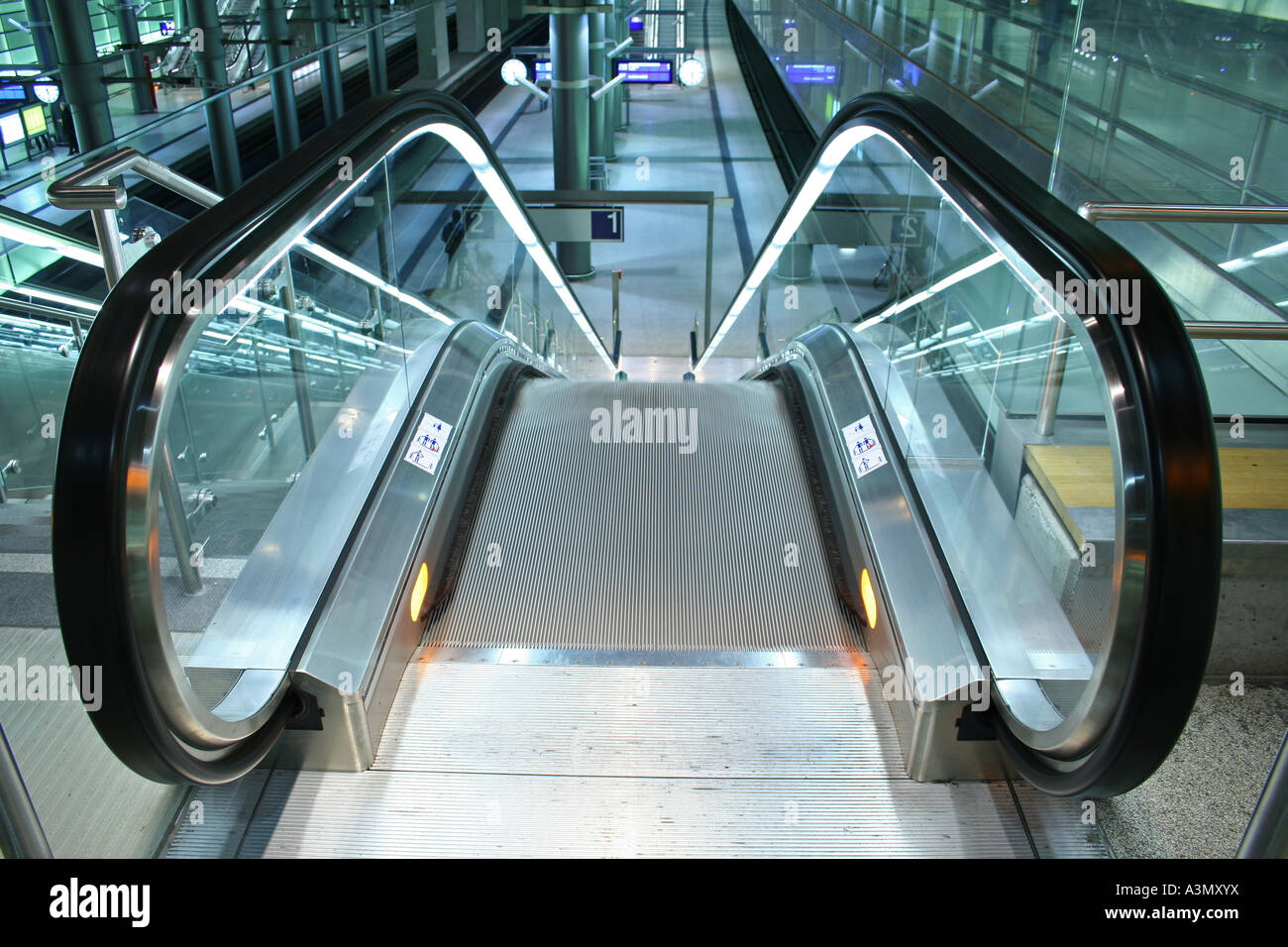 escalator going down Stock Photo - Alamy
