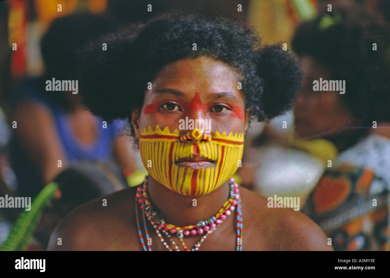 Papua new guinea female face paint hi-res stock photography and images ...