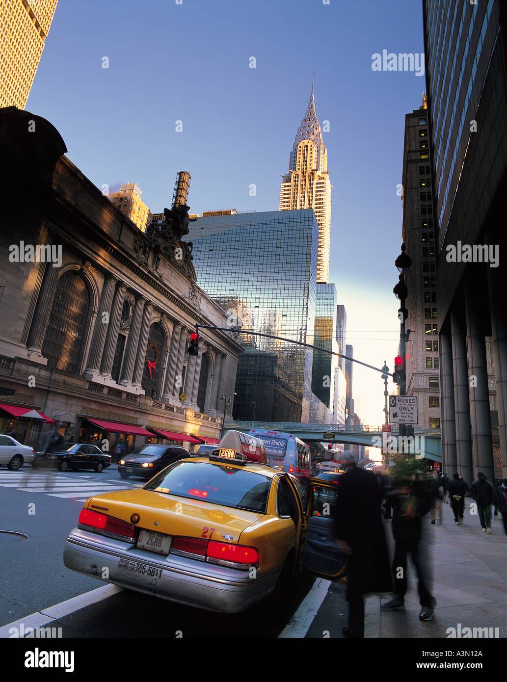 Building with road sign hi-res stock photography and images - Alamy