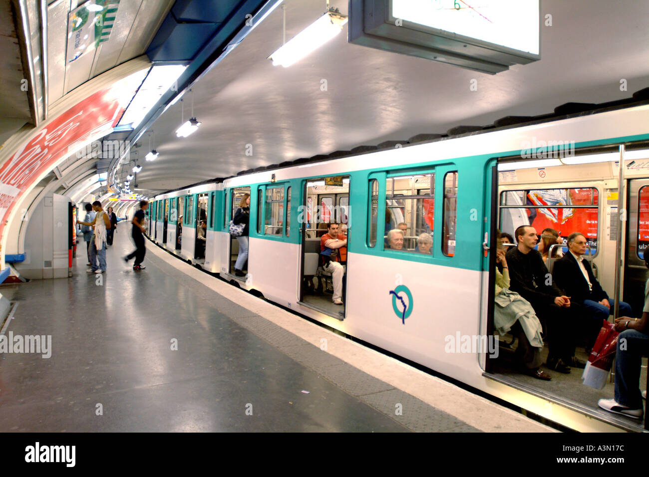 A train on Paris underground Metro Stock Photo - Alamy