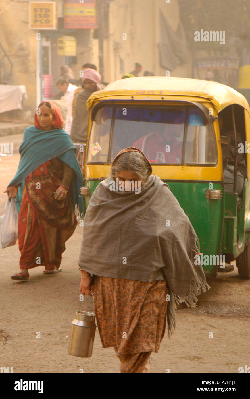 Rickshaw taj mahal hi-res stock photography and images - Alamy