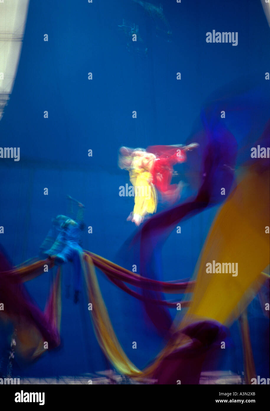 Couple circus trapeze artists hi-res stock photography and images - Alamy