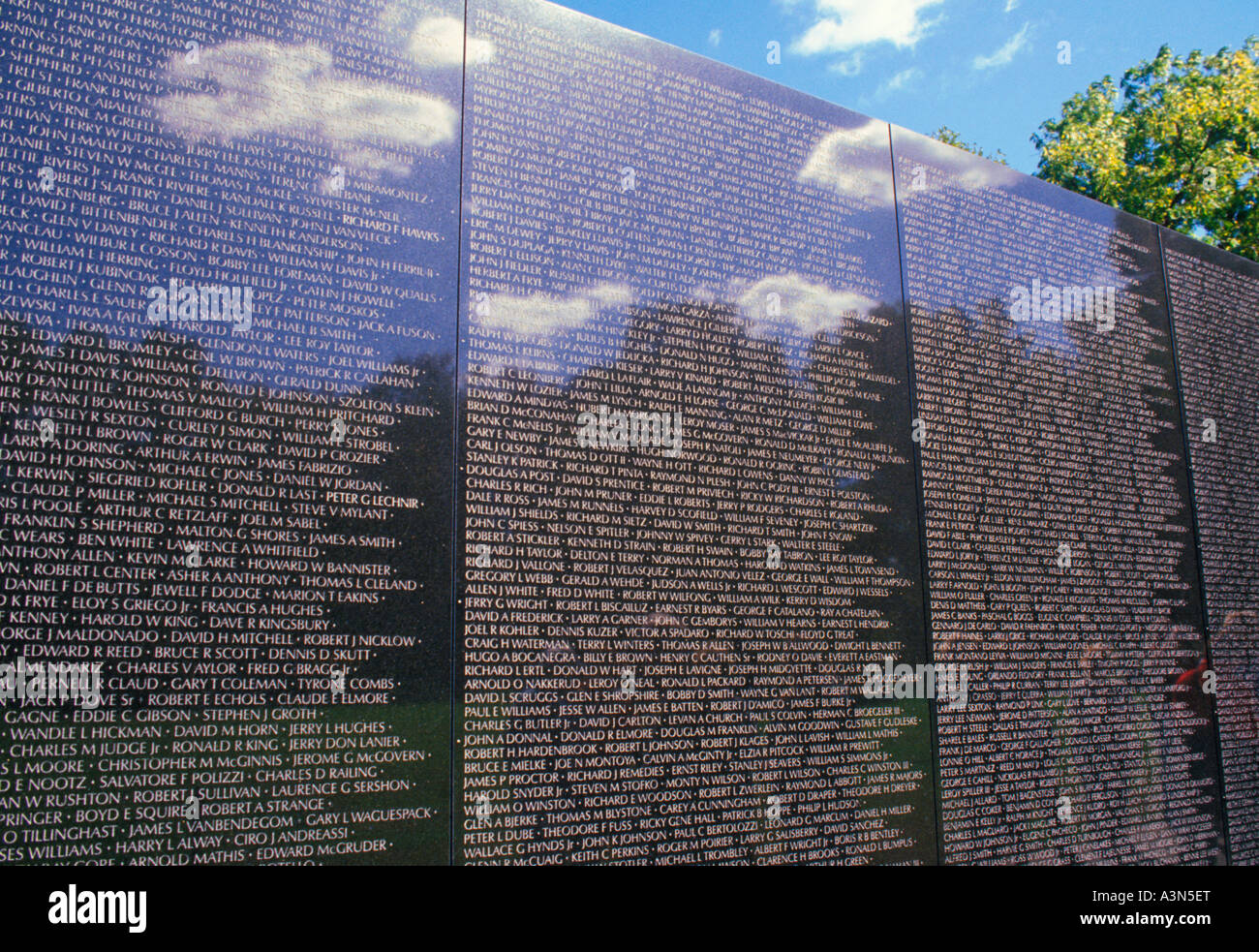 USA Washington DC The Vietnam Veterans Memorial tribute to fallen heroes on the National Mall ...