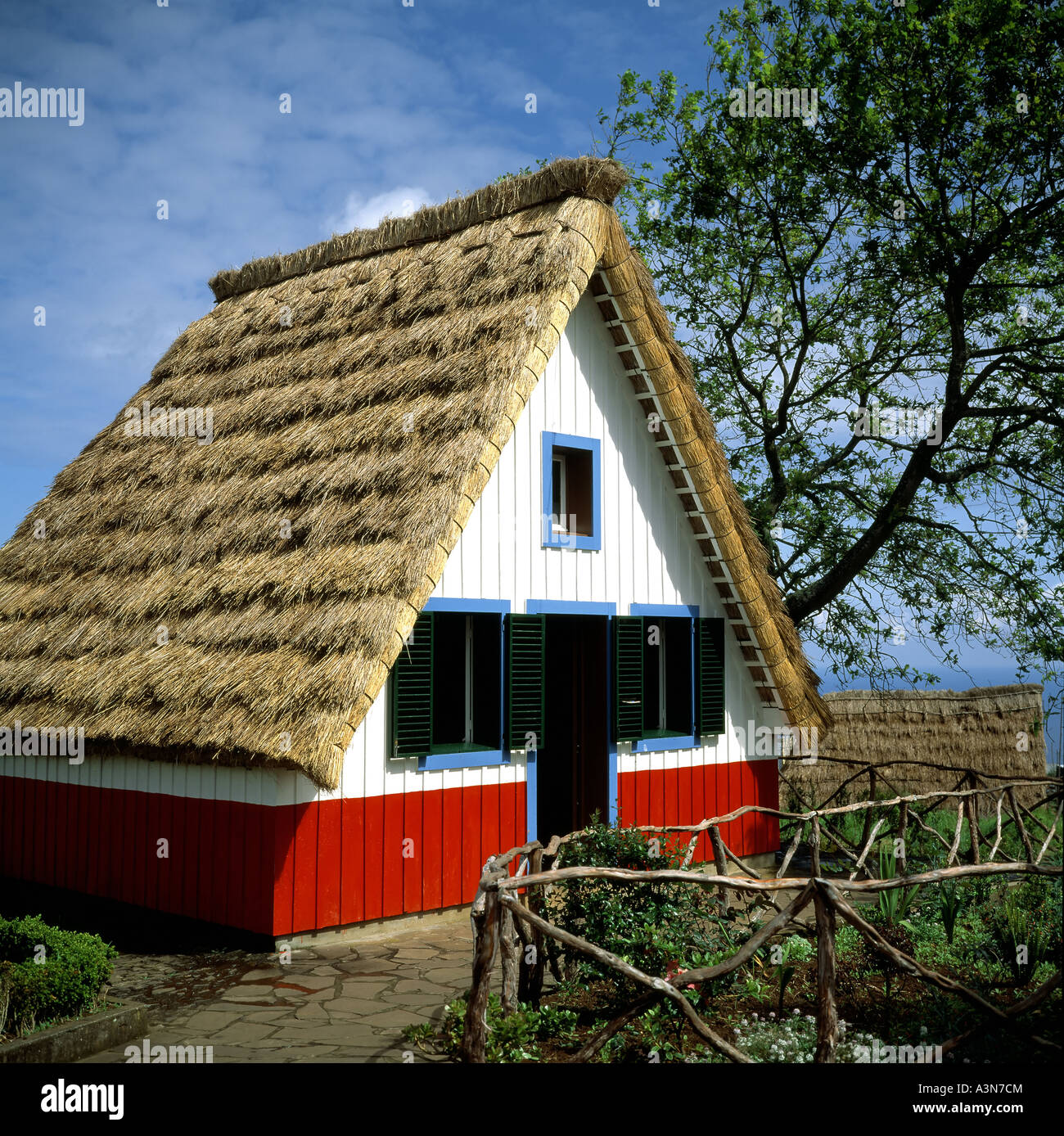 PALHEIRO TRADITIONAL THATCHED HOUSE SANTANA VILLAGE MADEIRA ISLAND ... PALHEIRO TRADITIONAL THATCHED HOUSE SANTANA VILLAGE MADEIRA ISLAND ...