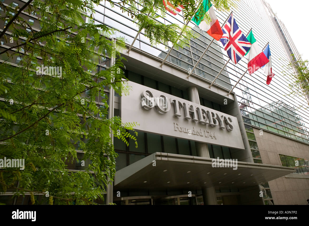 The auction house hi-res stock photography and images - Alamy