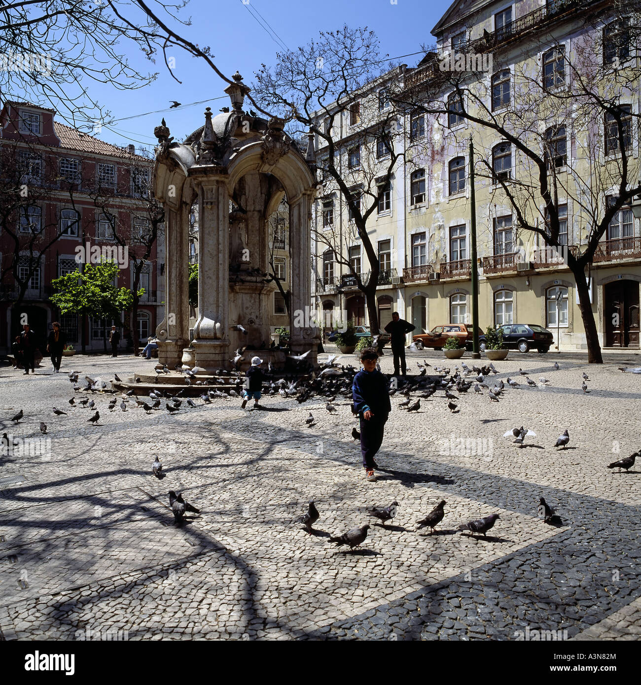 LARGO DO CARMO SQUARE WITH PIGEONS LISBON PORTUGAL Stock Photo - Alamy