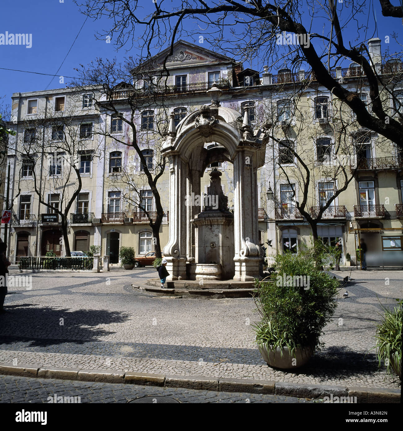 LARGO DO CARMO SQUARE WITH FOUTAIN LISBON PORTUGAL Stock Photo - Alamy