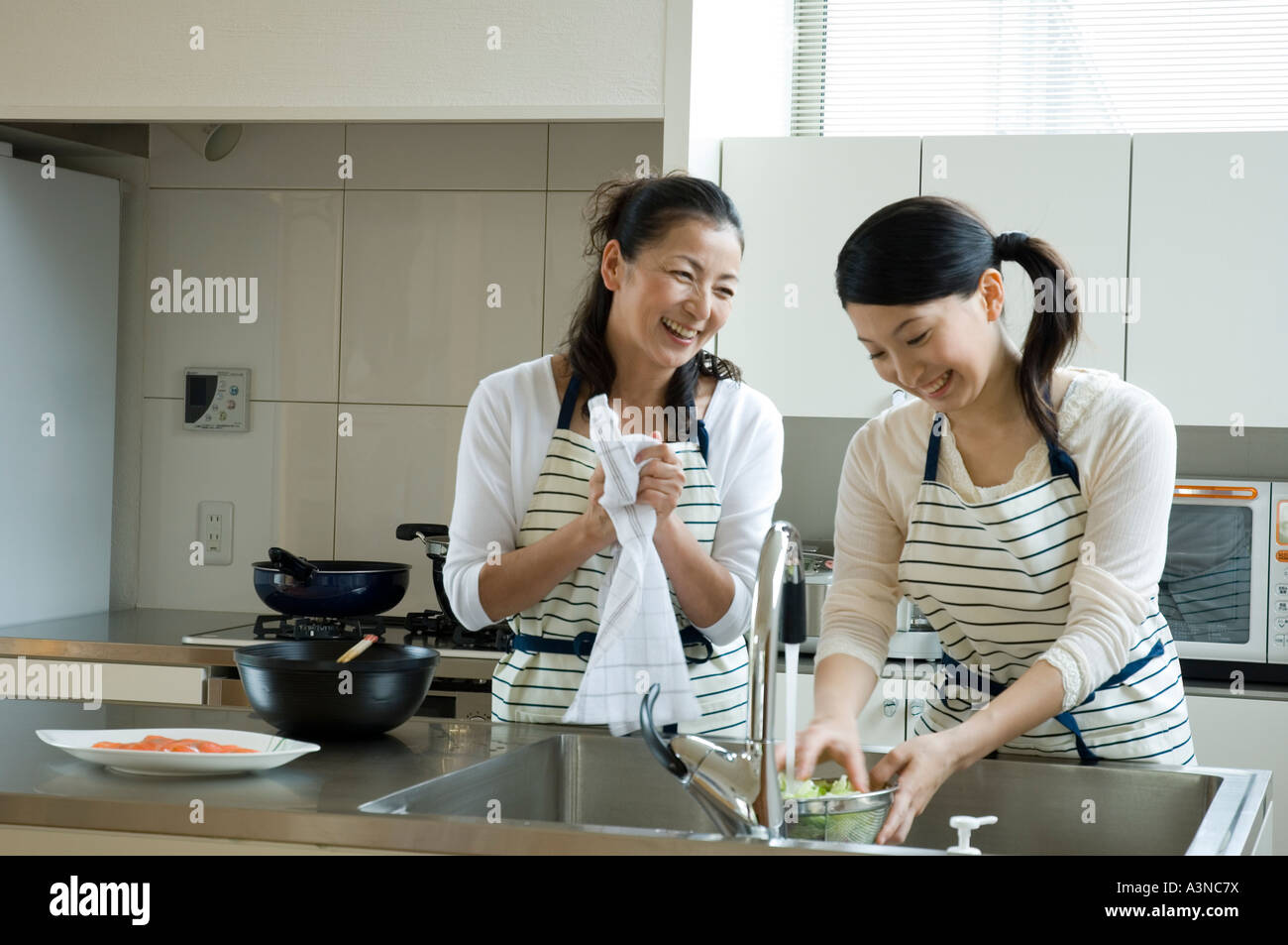 Mother and daughter cooking in kitchen Stock Photo - Alamy