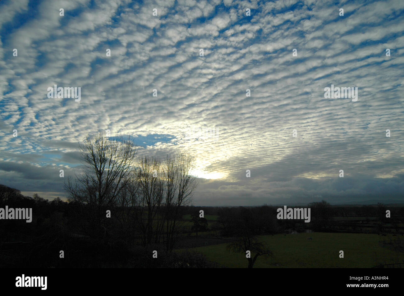 Diagonal cloud formation hi-res stock photography and images - Alamy