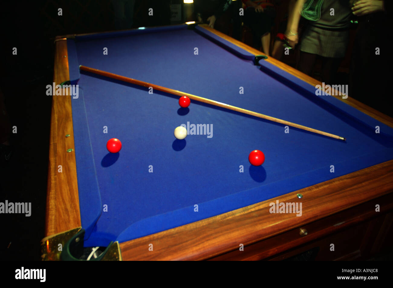 snooker table and cue dsc 5274 Stock Photo - Alamy