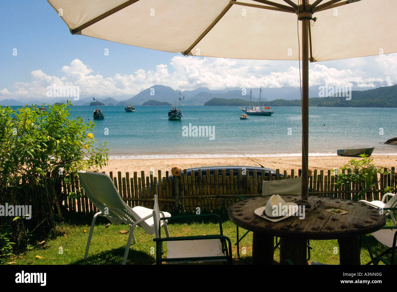 Picinguaba beach / Ubatuba Stock Photo - Alamy