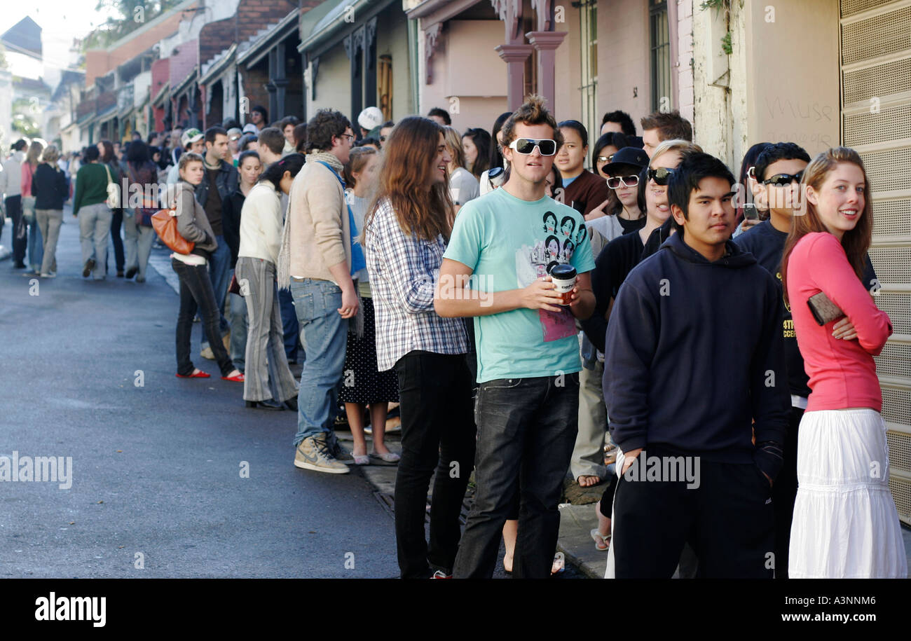 Queue of people hi-res stock photography and images - Alamy