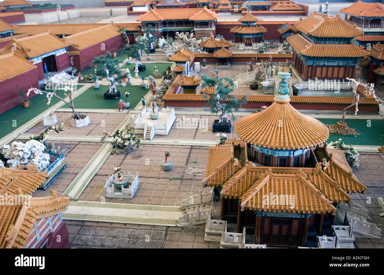 Terracotta replicas of the statues hi-res stock photography and images ...