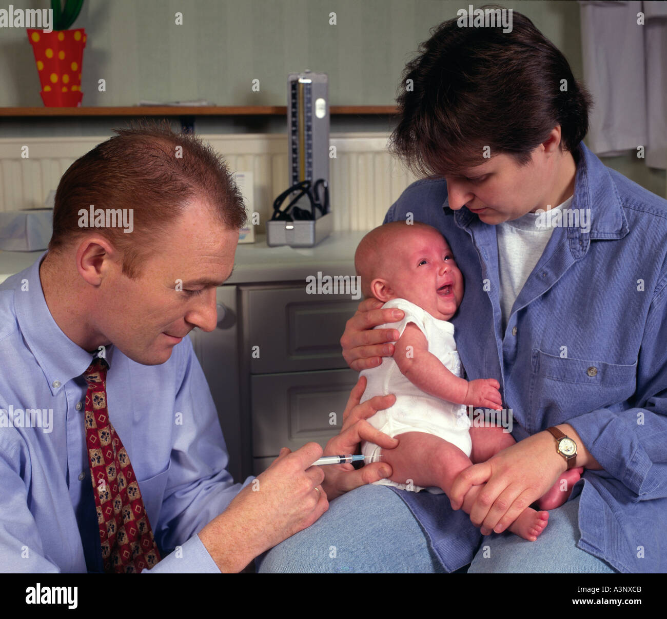 Doctor injection baby hi-res stock photography and images - Alamy