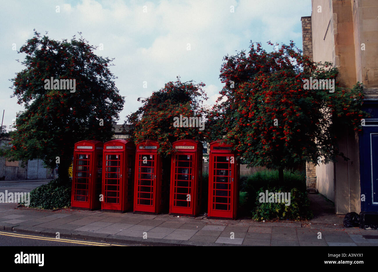 Red phone box bath hi-res stock photography and images - Alamy