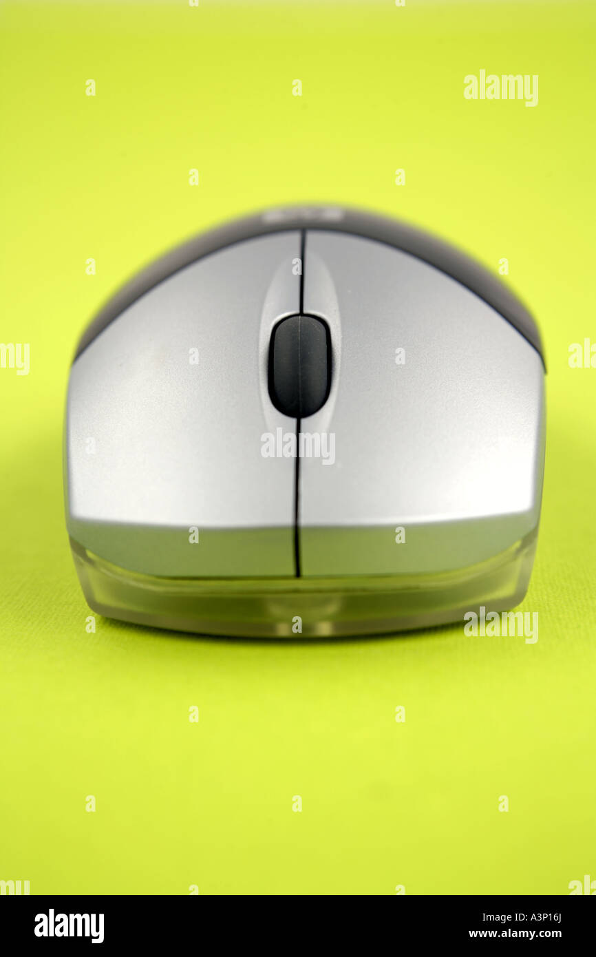 Cordless computer mouse on green background Stock Photo - Alamy