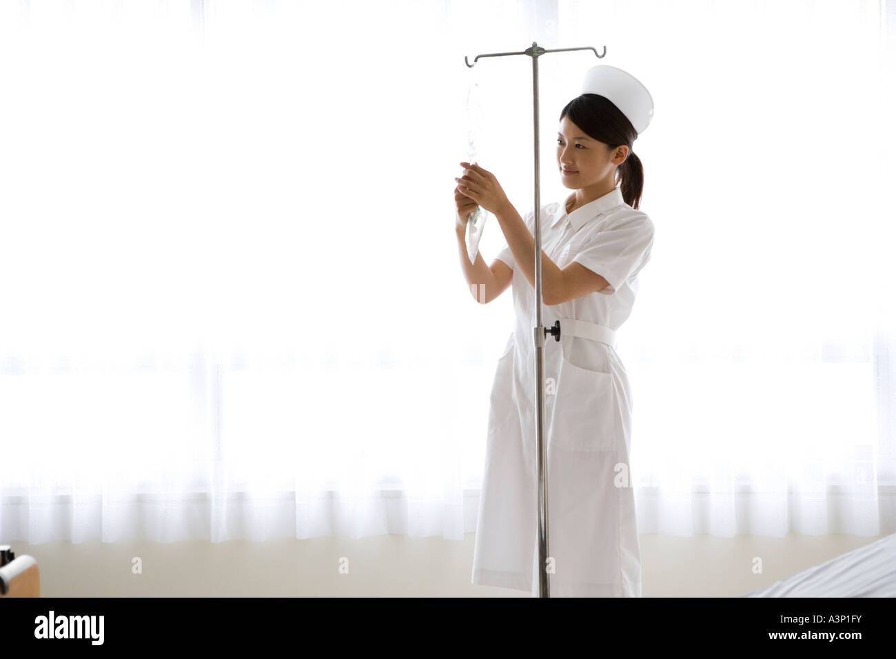 Female nurse preparing intravenous drip Stock Photo - Alamy