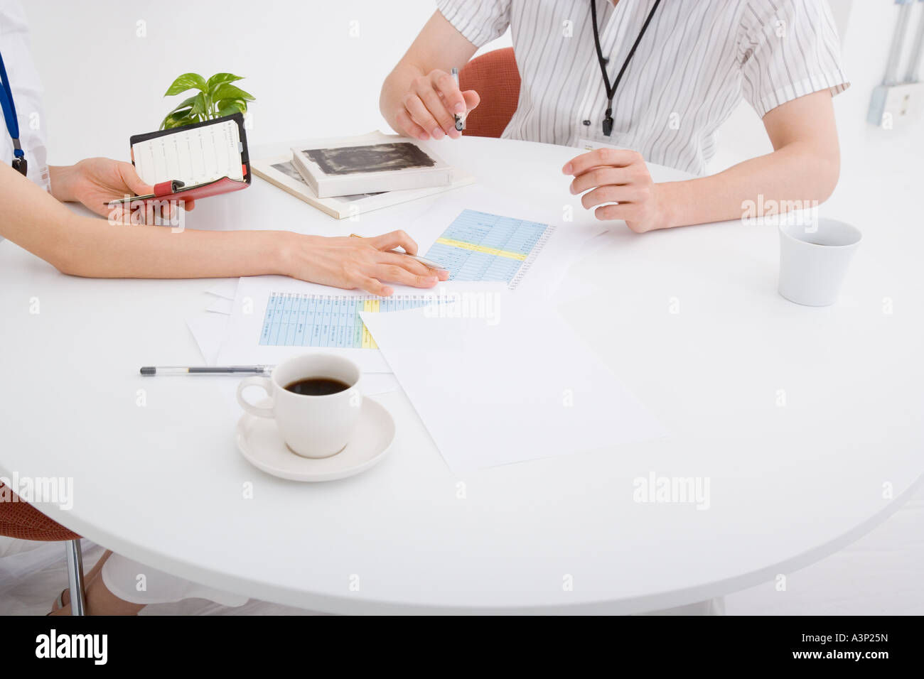 Two people discussing Stock Photo - Alamy