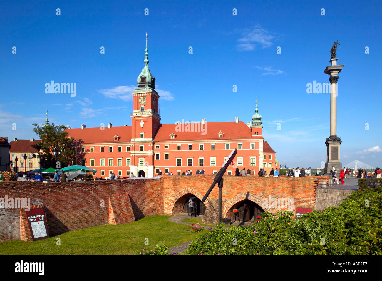 Poland Warsaw palace plaza with king s castle Stock Photo - Alamy