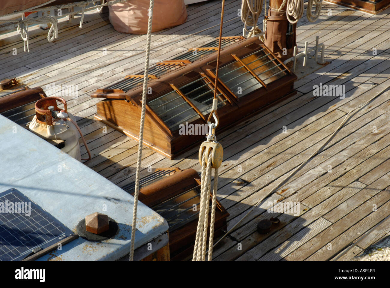 Wood ships deck hi-res stock photography and images - Alamy