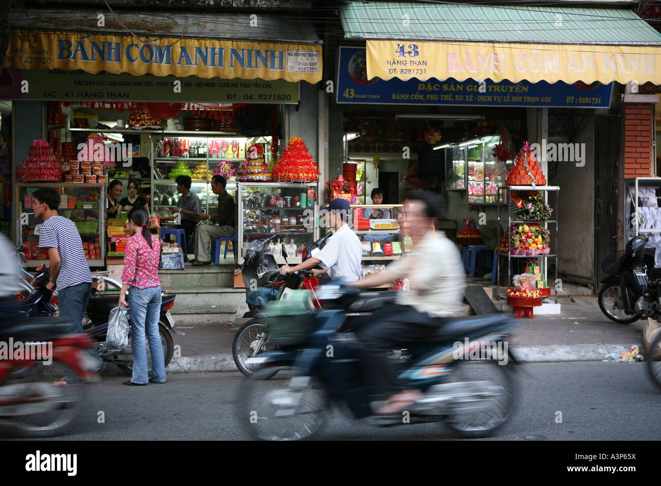 Daily life in Hanoi (Vietnam 2006 Stock Photo - Alamy