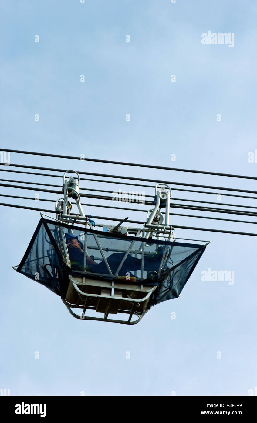 Electricity workers working on live power lines Stock Photo - Alamy