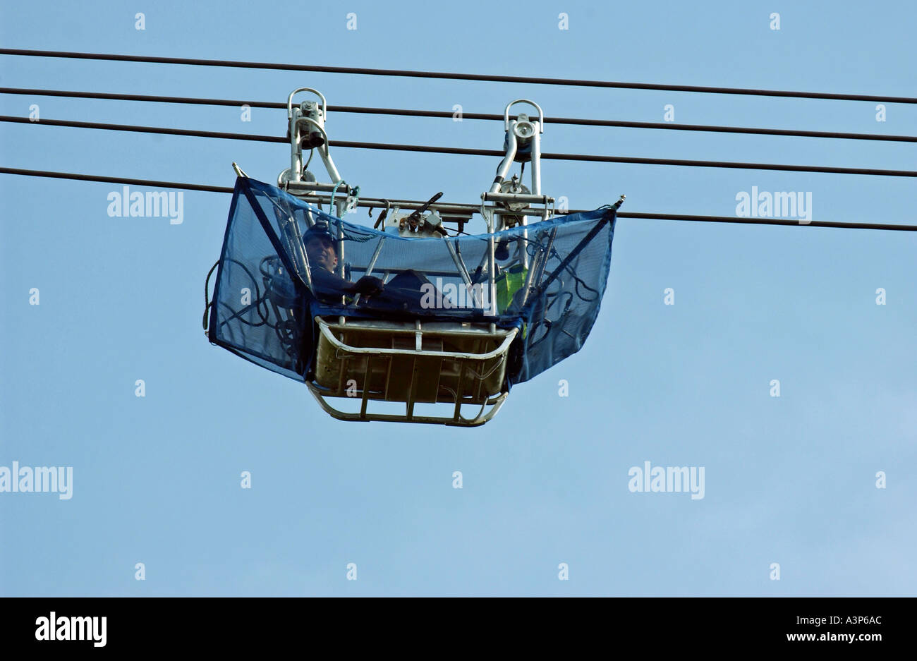 Electricity workers working on live power lines Stock Photo - Alamy