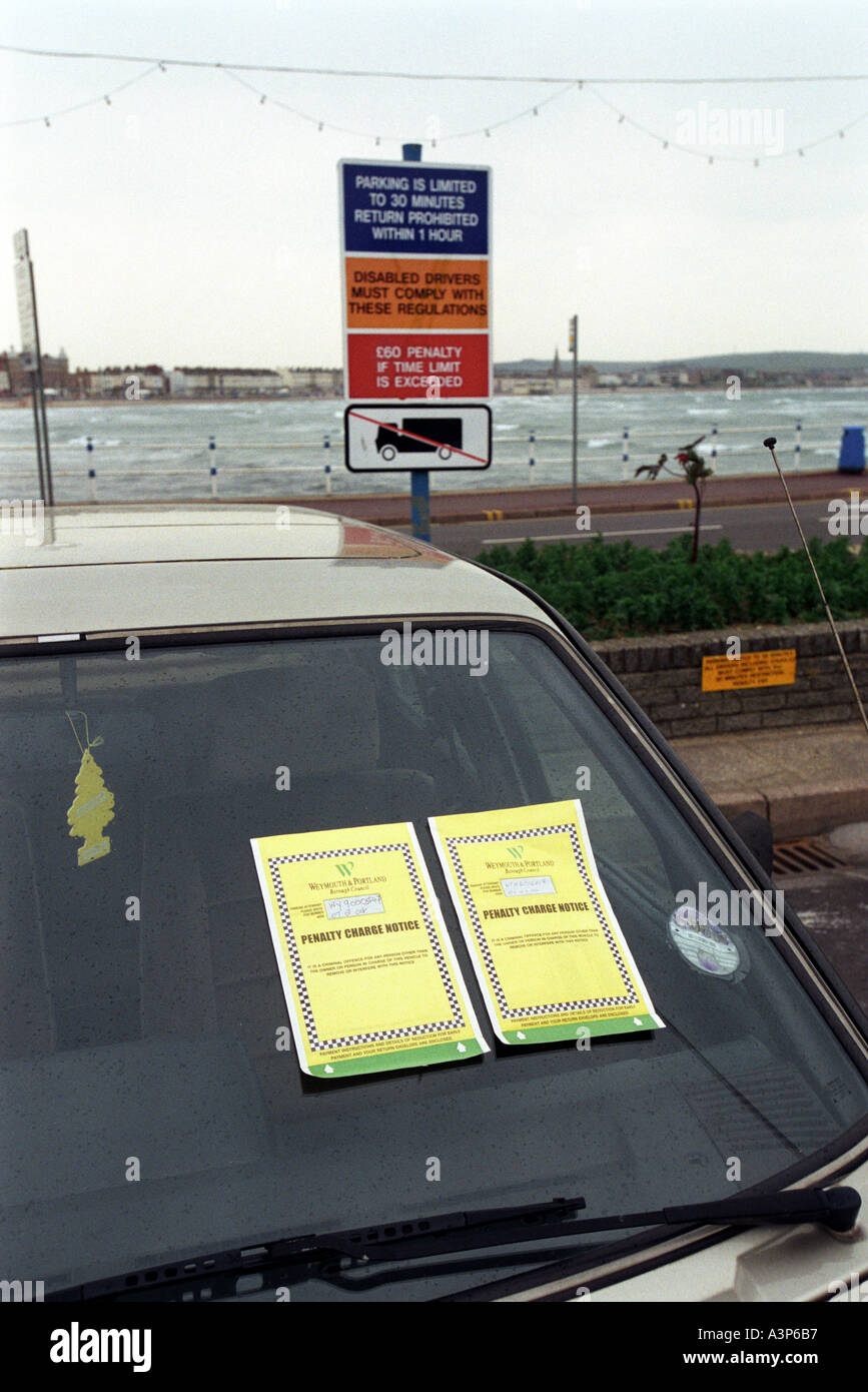 Two parking tickets on a car windscreen hi-res stock photography and ...