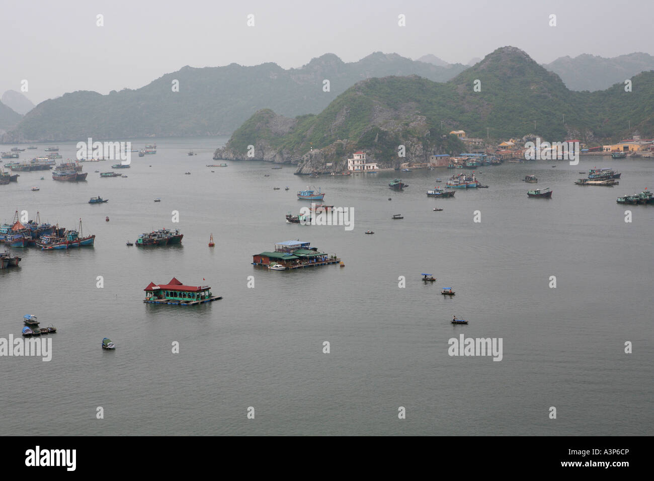 The floating village of Cat Ba Town (Halong Bay, Vietnam 2006 Stock ...