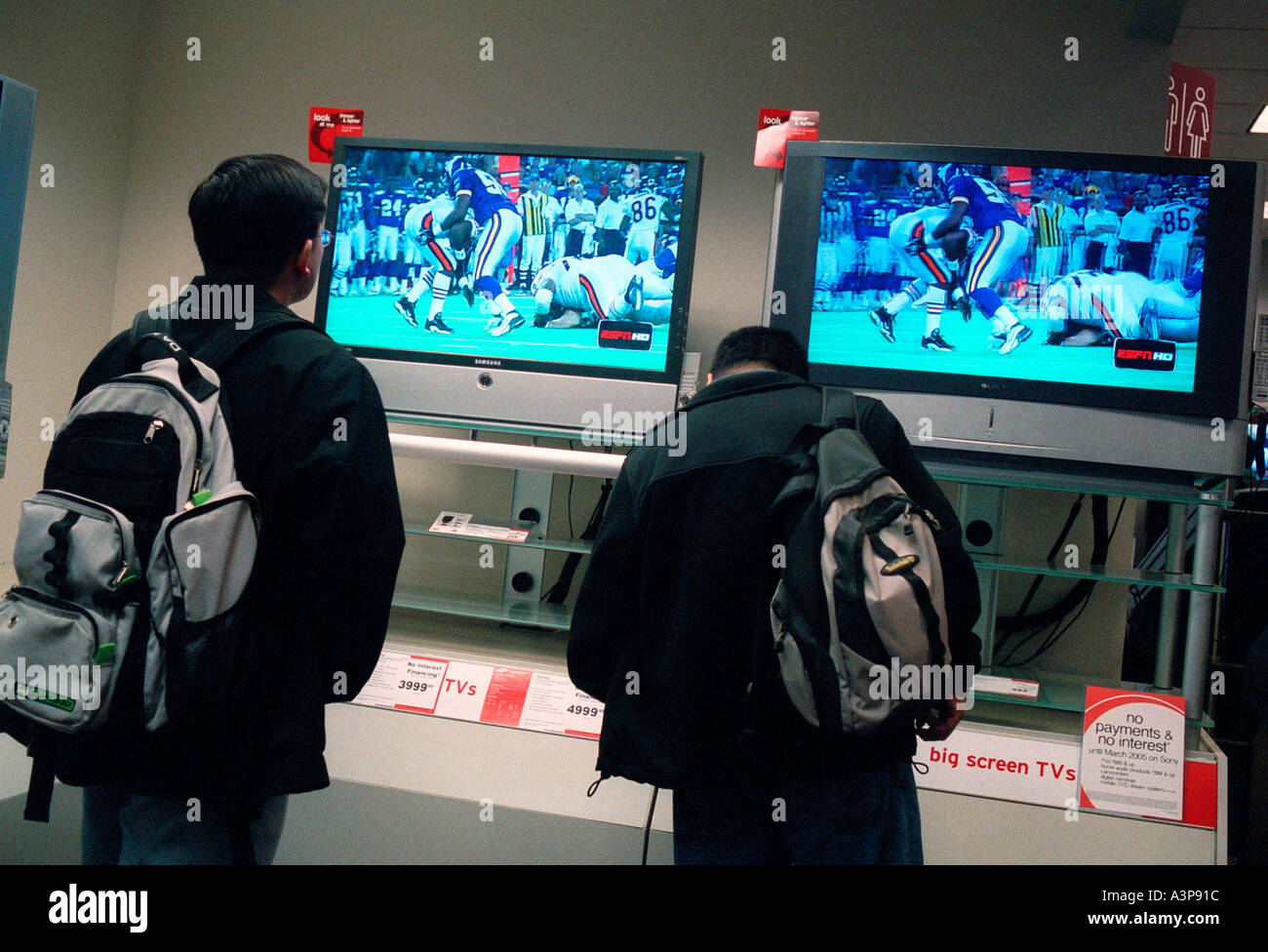 Customers at Circuit City Electronics store browse the big screen ...