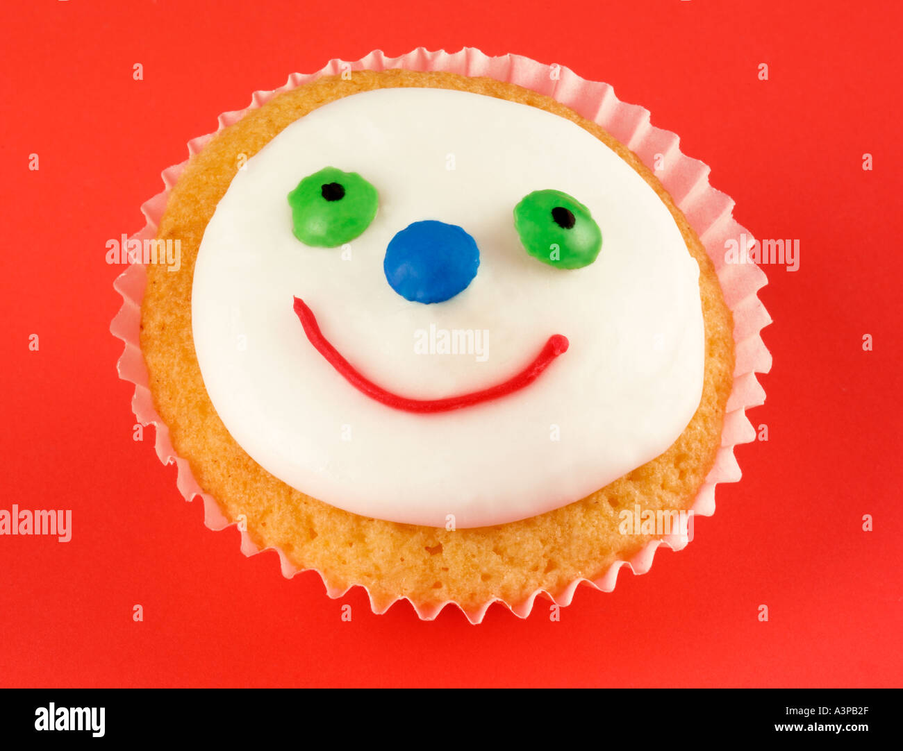 Smiley face cake hi-res stock photography and images - Alamy