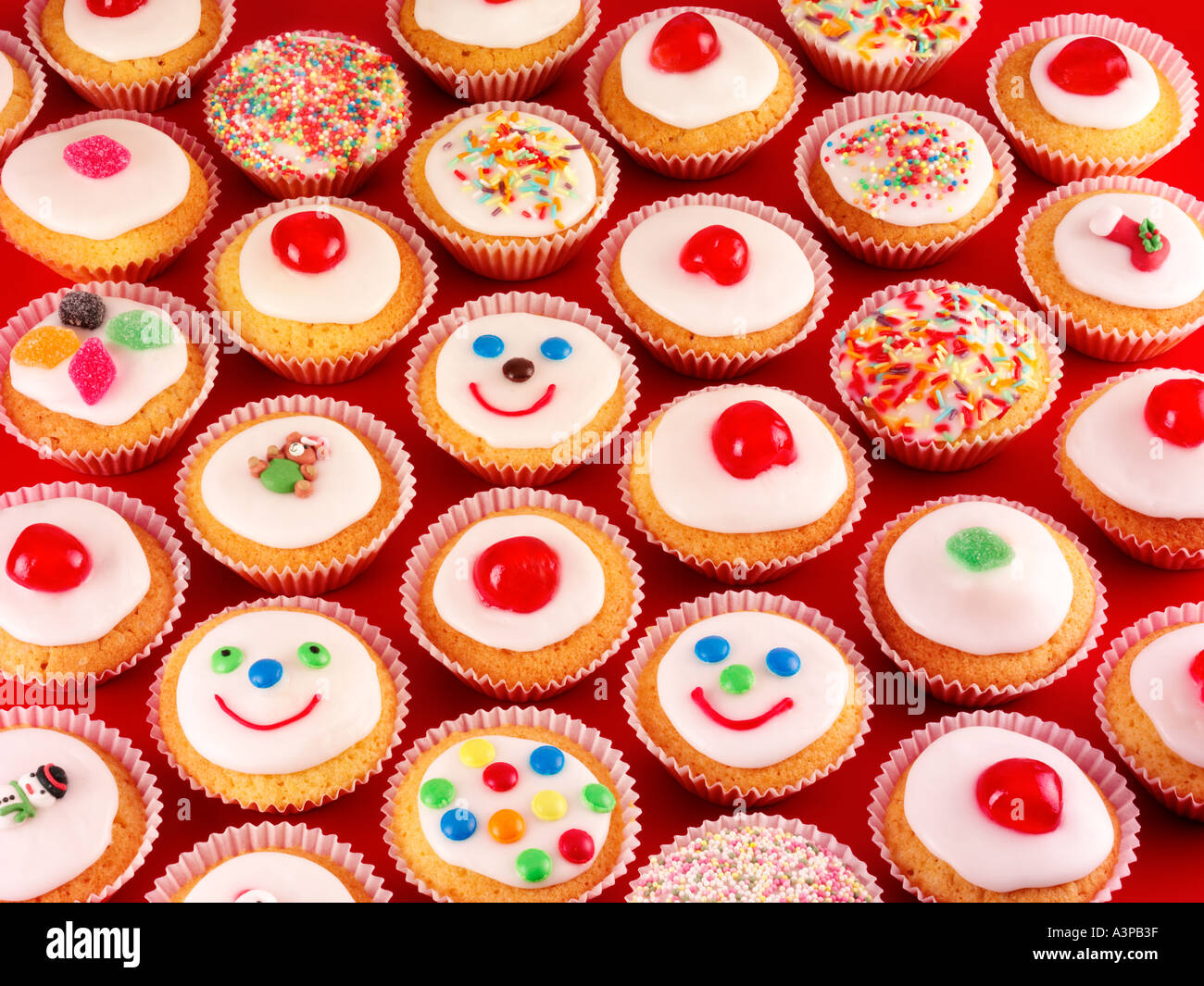Smiley face cupcakes hi-res stock photography and images - Alamy