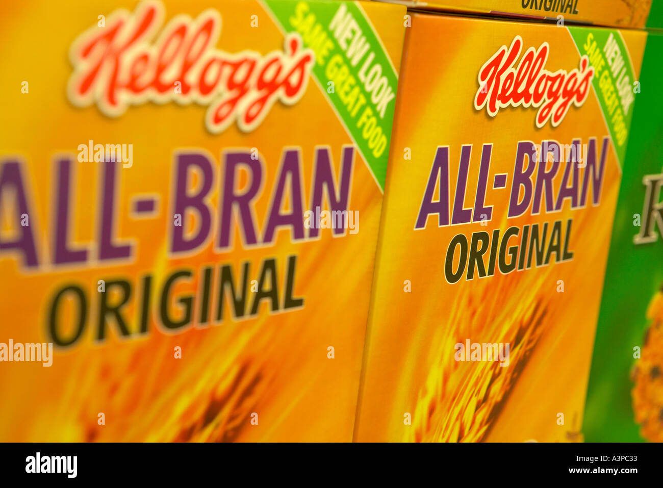 PACKS OF KELLOGS ALL BRAN BREAKFAST CEREAL ON SUPERMARKET SHELF Stock ...