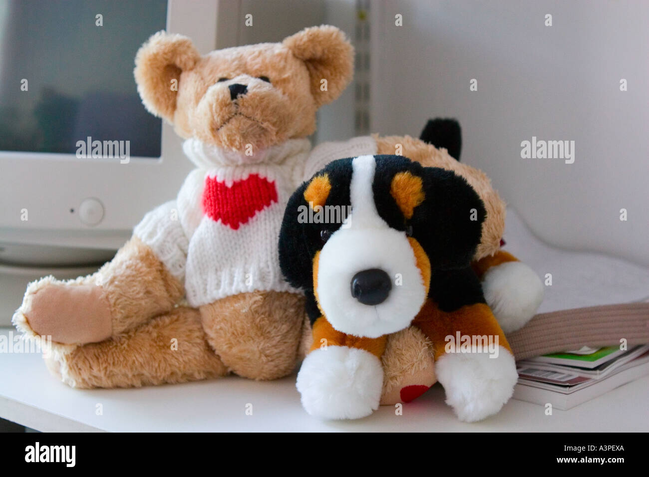 Two teddy bears hugging hi-res stock photography and images - Alamy