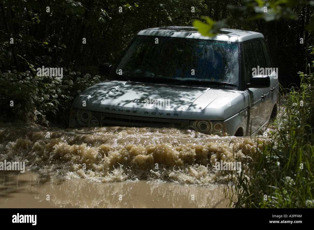 Land rover's flagship model the Range rover series 3 wades into deep ...